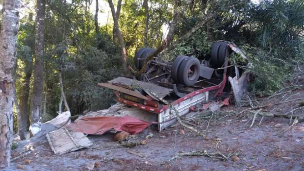 Acidente entre carro e caminhão deixa uma pessoa morta e outra ferida na PR-281 | CGN