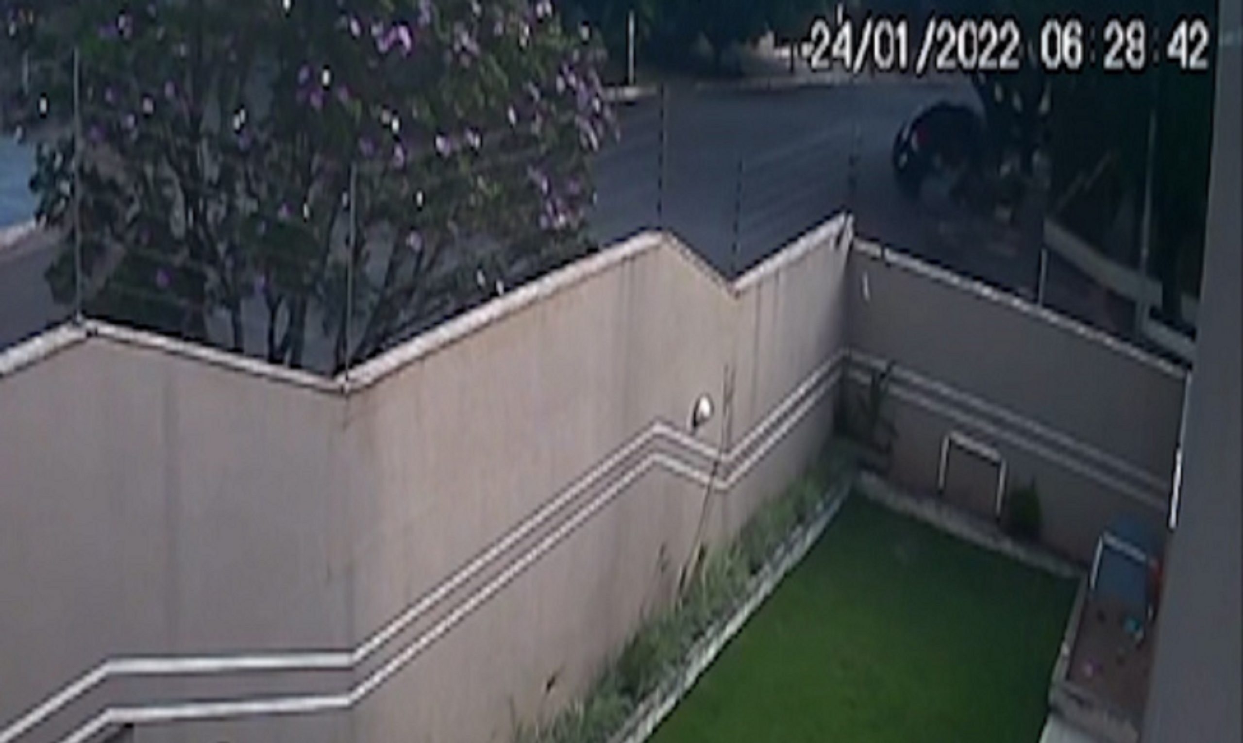 Vídeo mostra carro capotando várias vezes após forte colisão contra ...