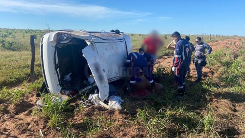 Carro capota várias vezes e duas pessoas ficam feridas | CGN - O maior portal de notícias de ...