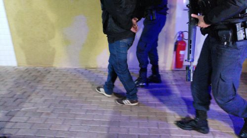 Fazendo Zigue Zague E Furando Sinal Vermelho Homem é Detido Pela
