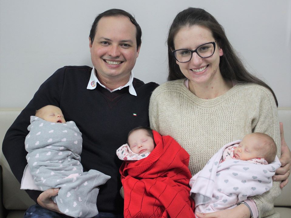 Trigêmeas nascidas em hospital de Foz vão para a casa com os pais após ...
