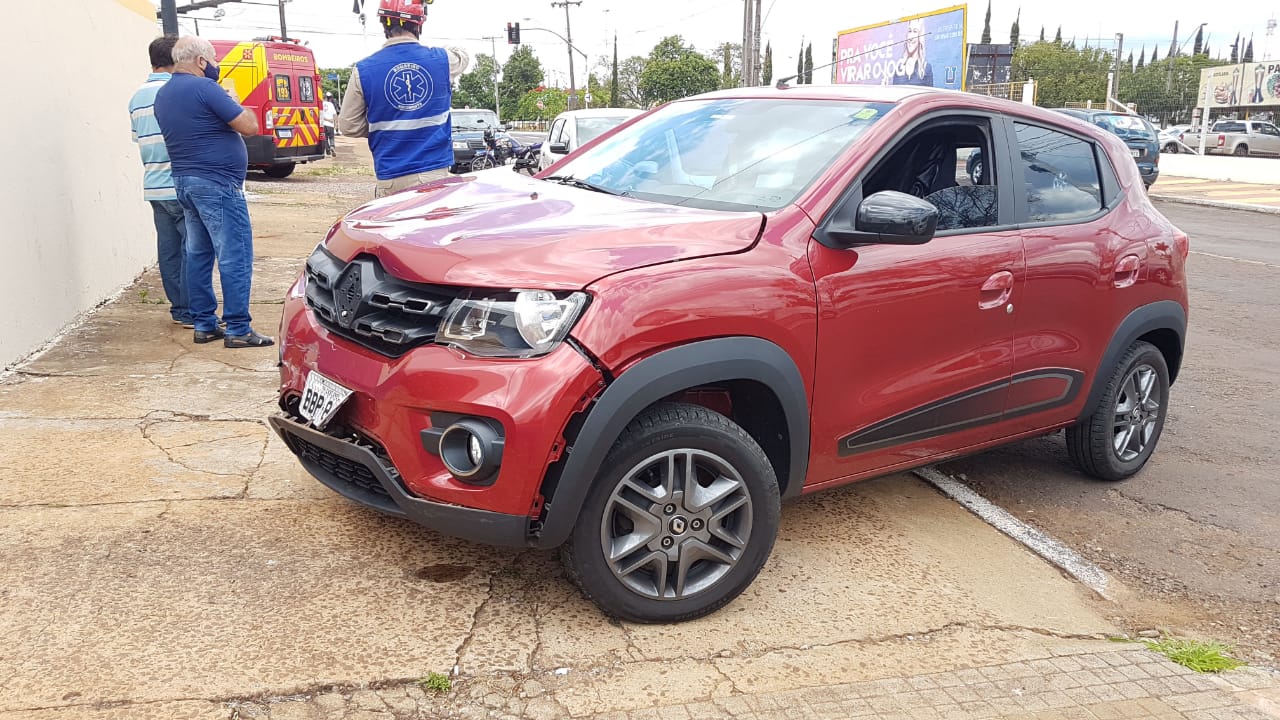 Ao sair de estacionamento, Kwid atinge motociclista na Rua da Lapa