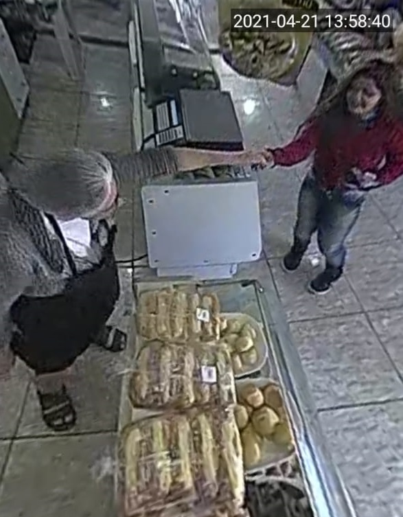 Câmera flagra momento em que Erika Lauada Trindade Monteiro, que está ...