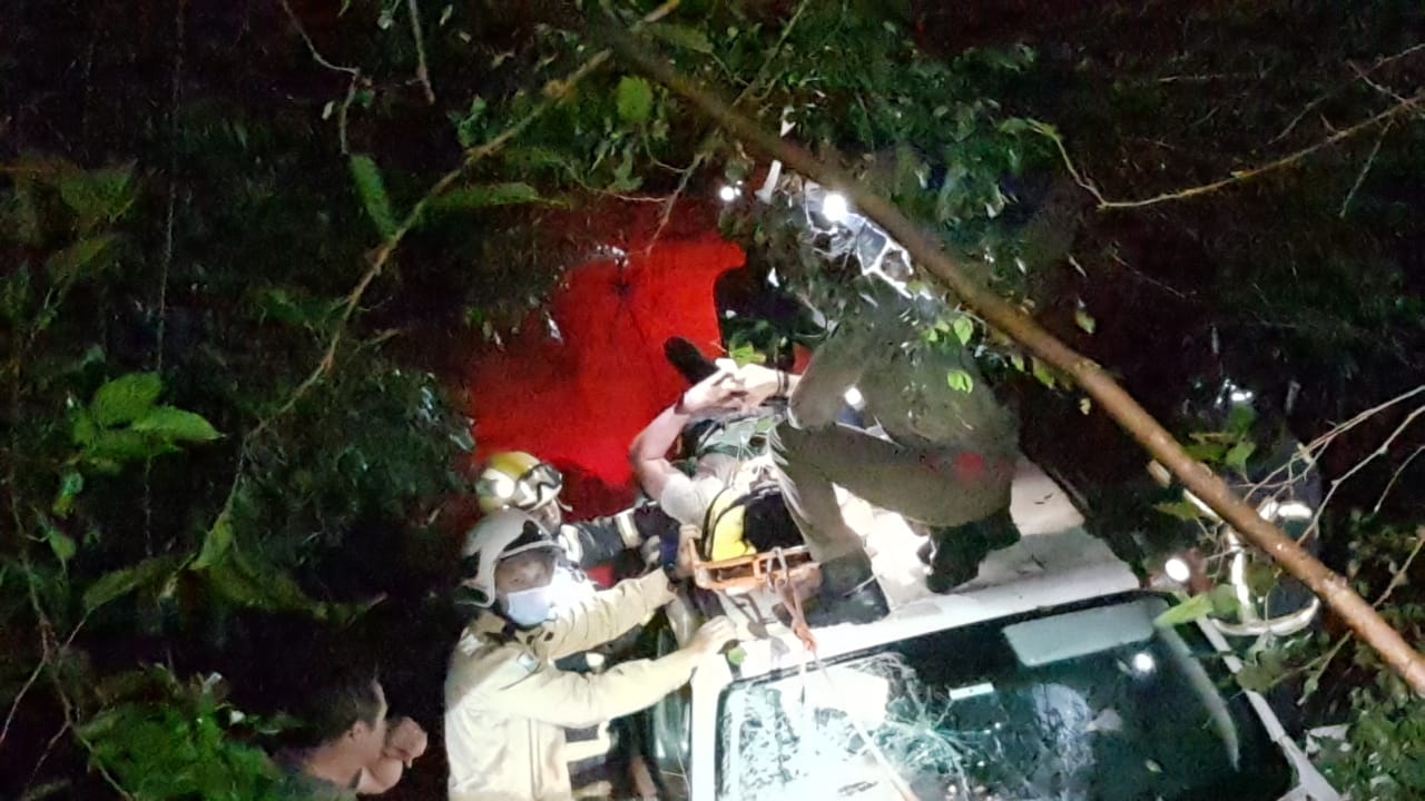 Tenente do Corpo de Bombeiros fala sobre resgate de vítima no Jeep que caiu em córrego