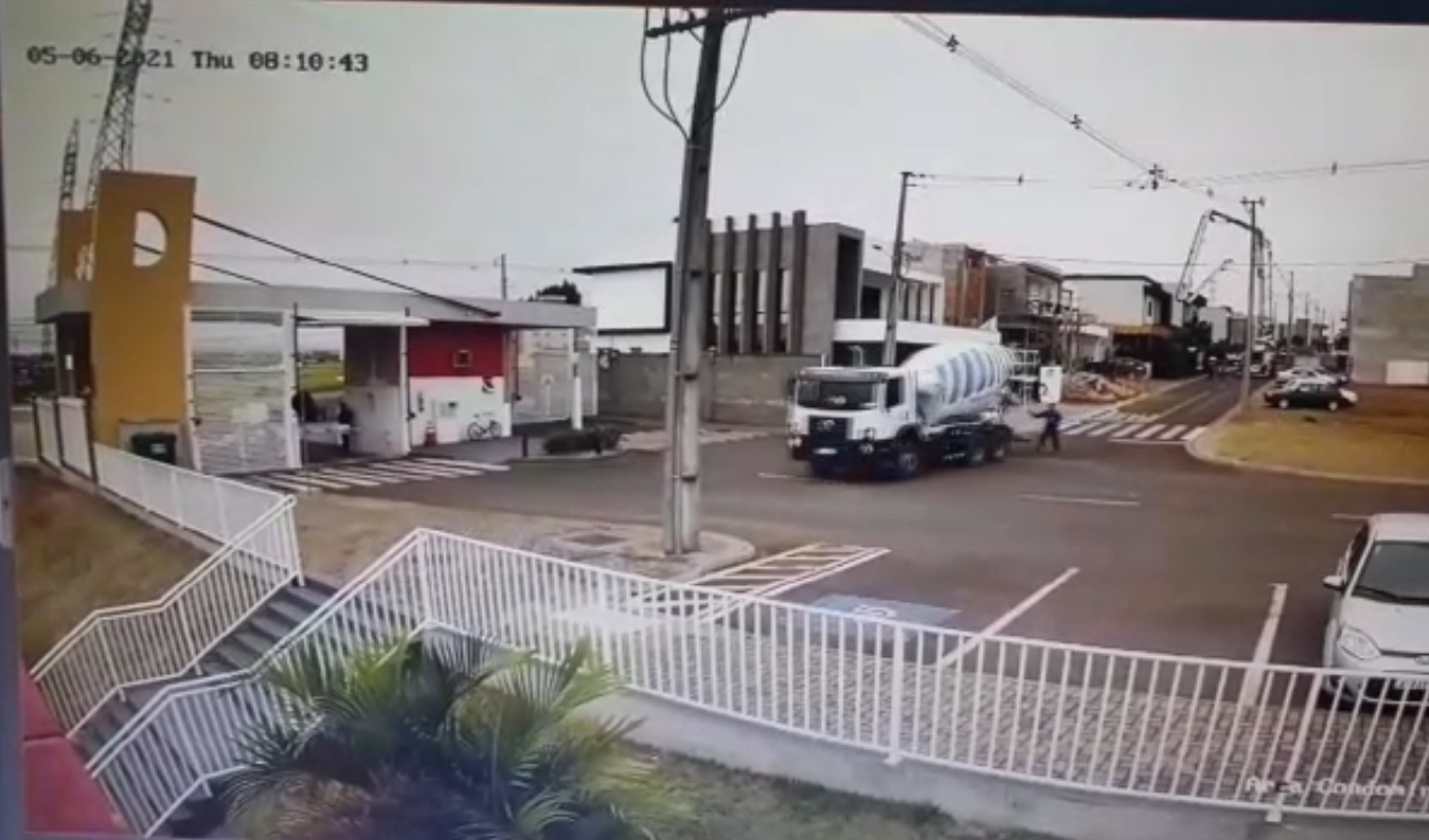 Câmera Registra Momento Que Caminhão Desce Via Desgovernado E Invade