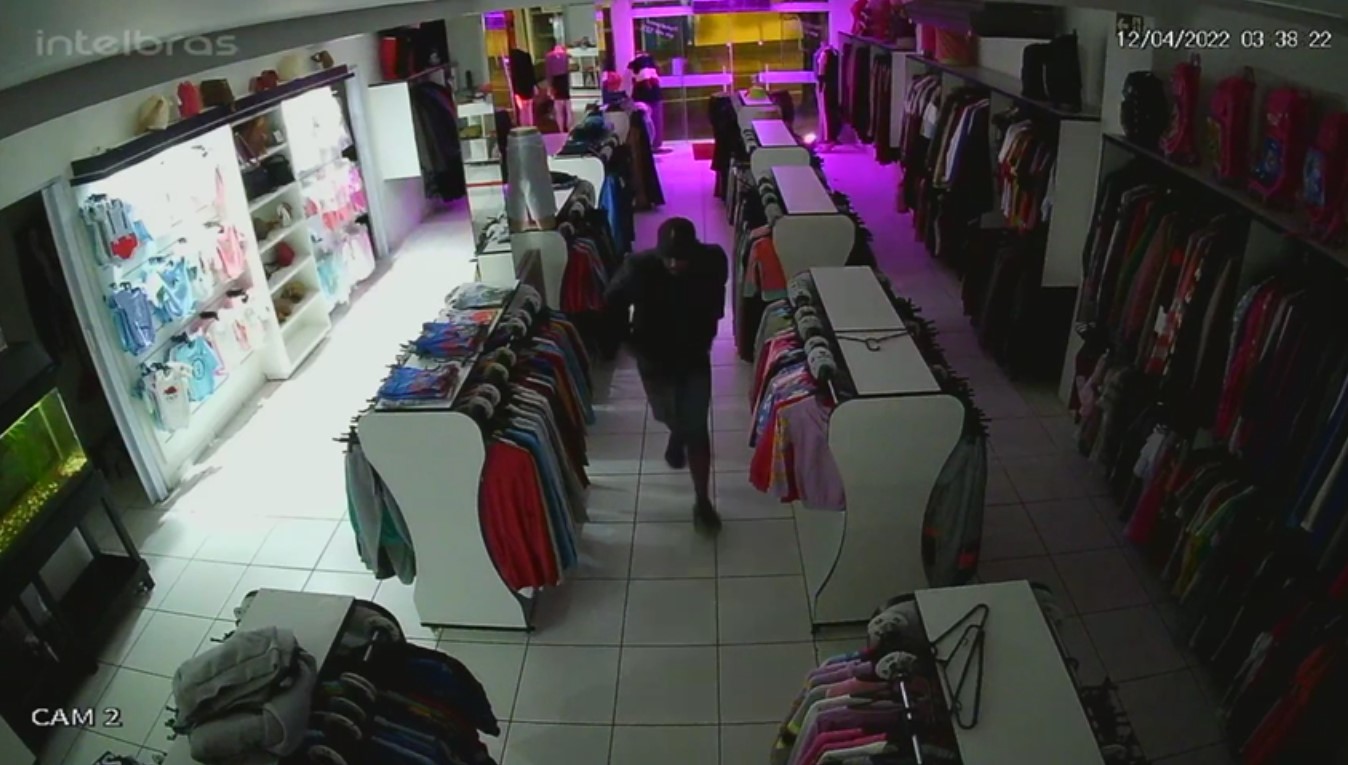 Câmeras De Segurança Flagram Ação Criminosa Em Loja De Roupas No Centro
