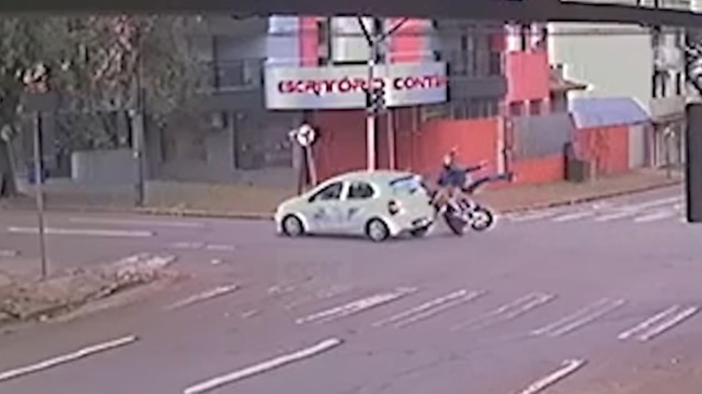 Câmera Registrou Momento De Grave Acidente No Centro Motociclista