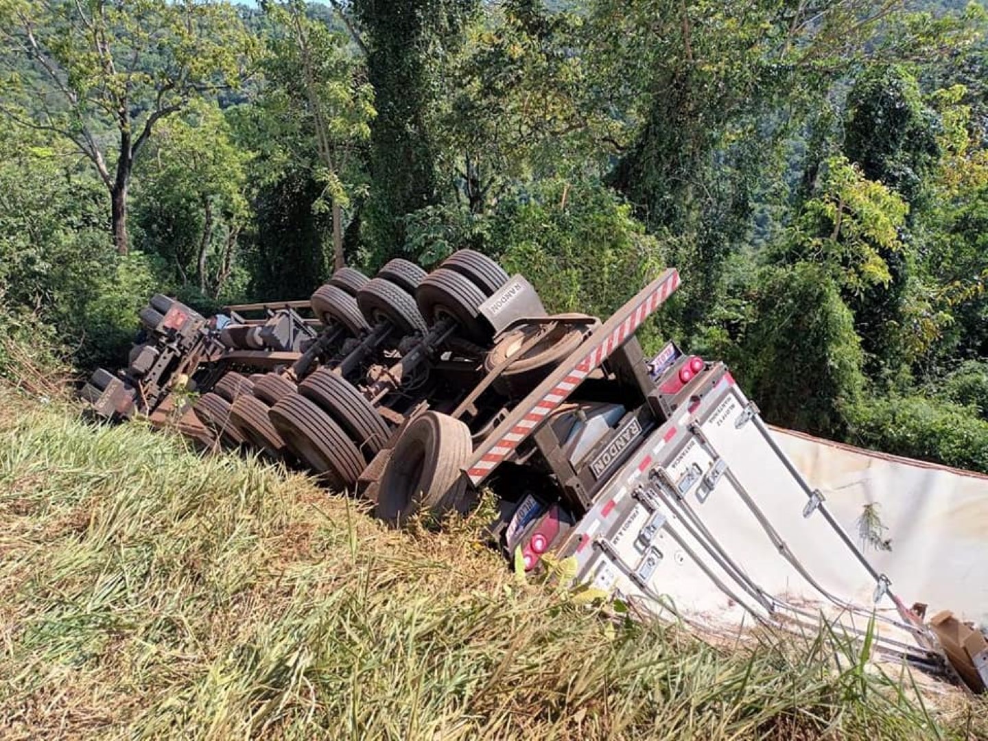 Caminhão brasileiro se envolve em acidente na Argentina e mulher morre