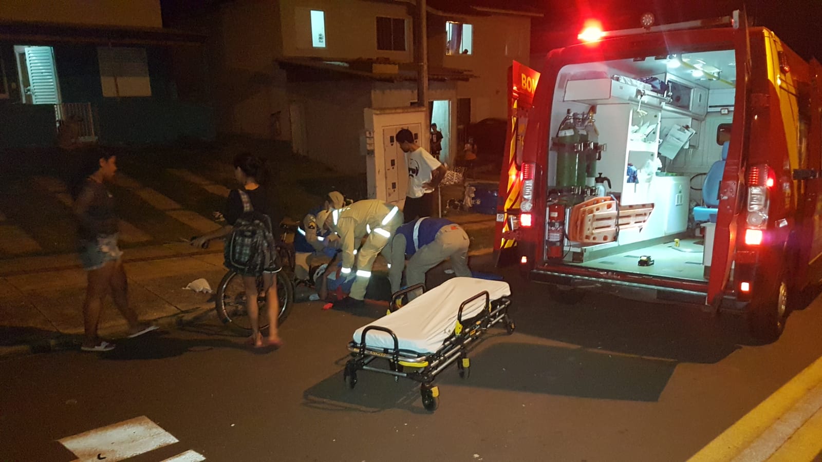 Homem cai de bicicleta e fica ferido no Riviera