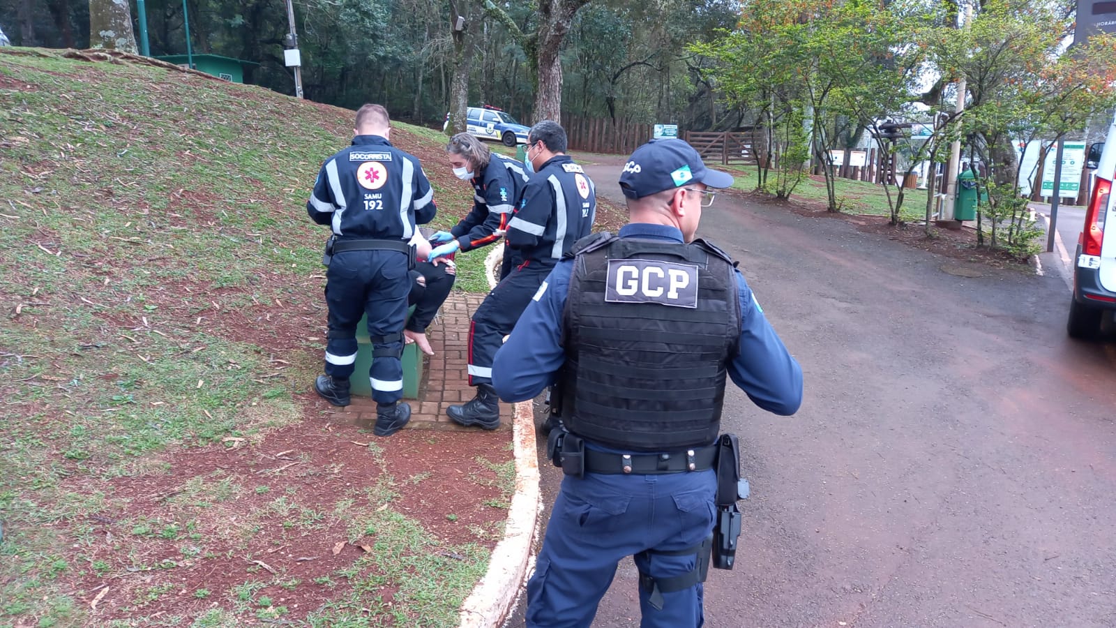 Mulher em situação de risco é socorrida pela Guarda Civil Patrimonial e ... Mulher em situação de risco é socorrida pela Guarda Civil Patrimonial e ...