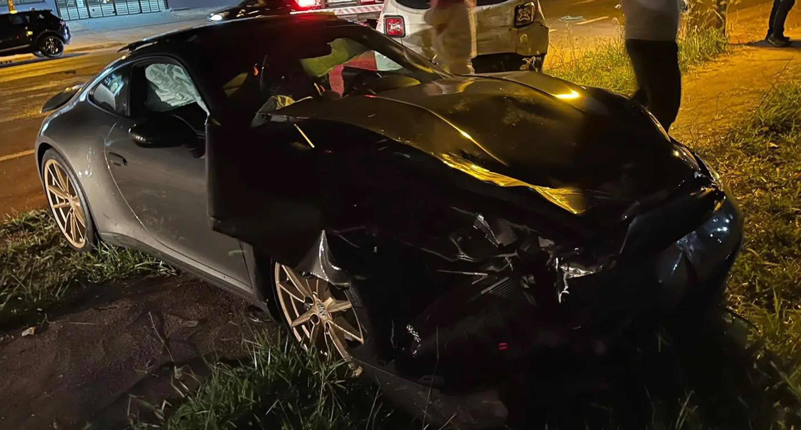 Porsche fica destruído ao se envolver em acidente de trânsito