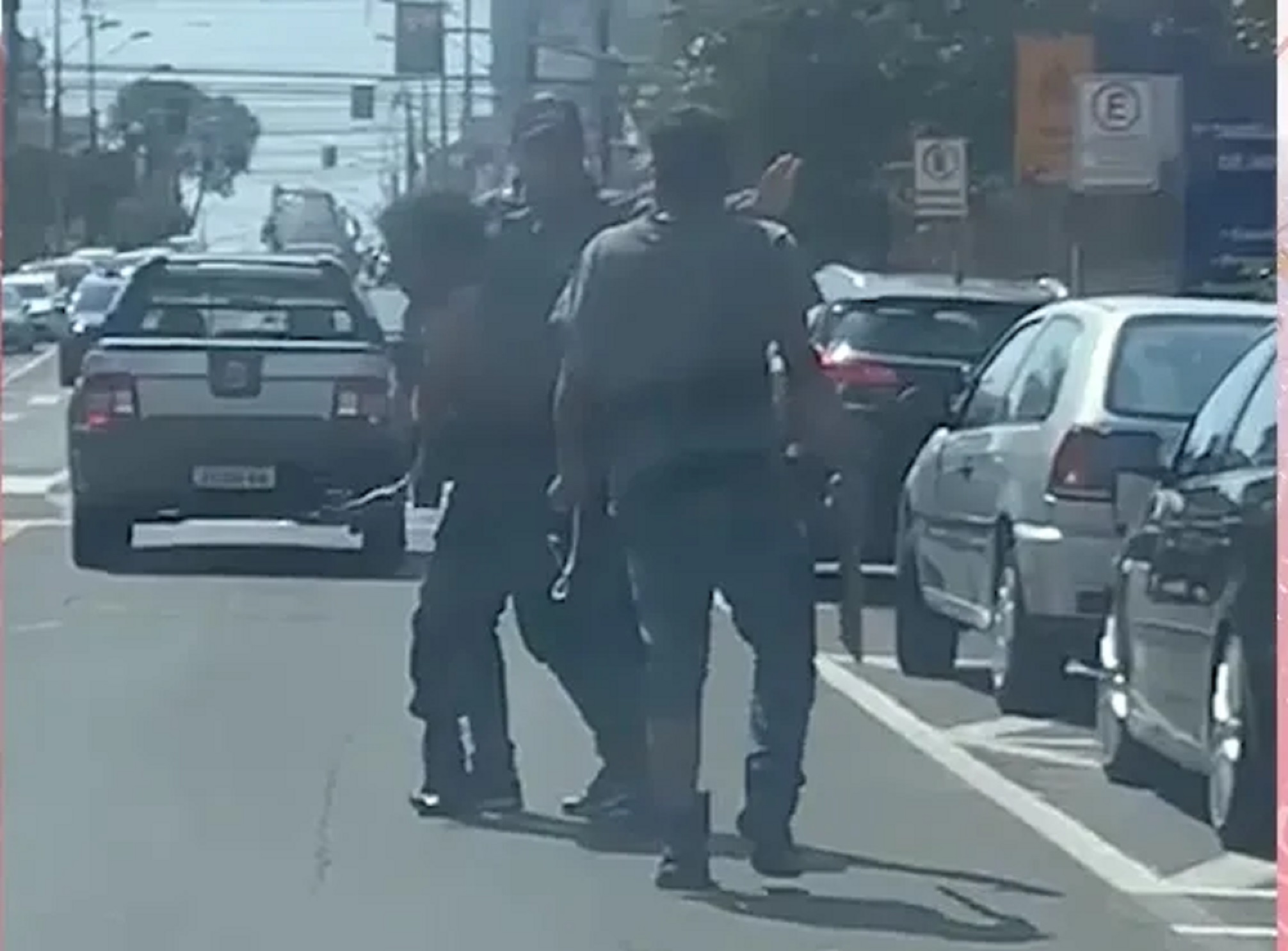 Briga de moradores de rua termina com homem esfaqueado na mão e outro ...