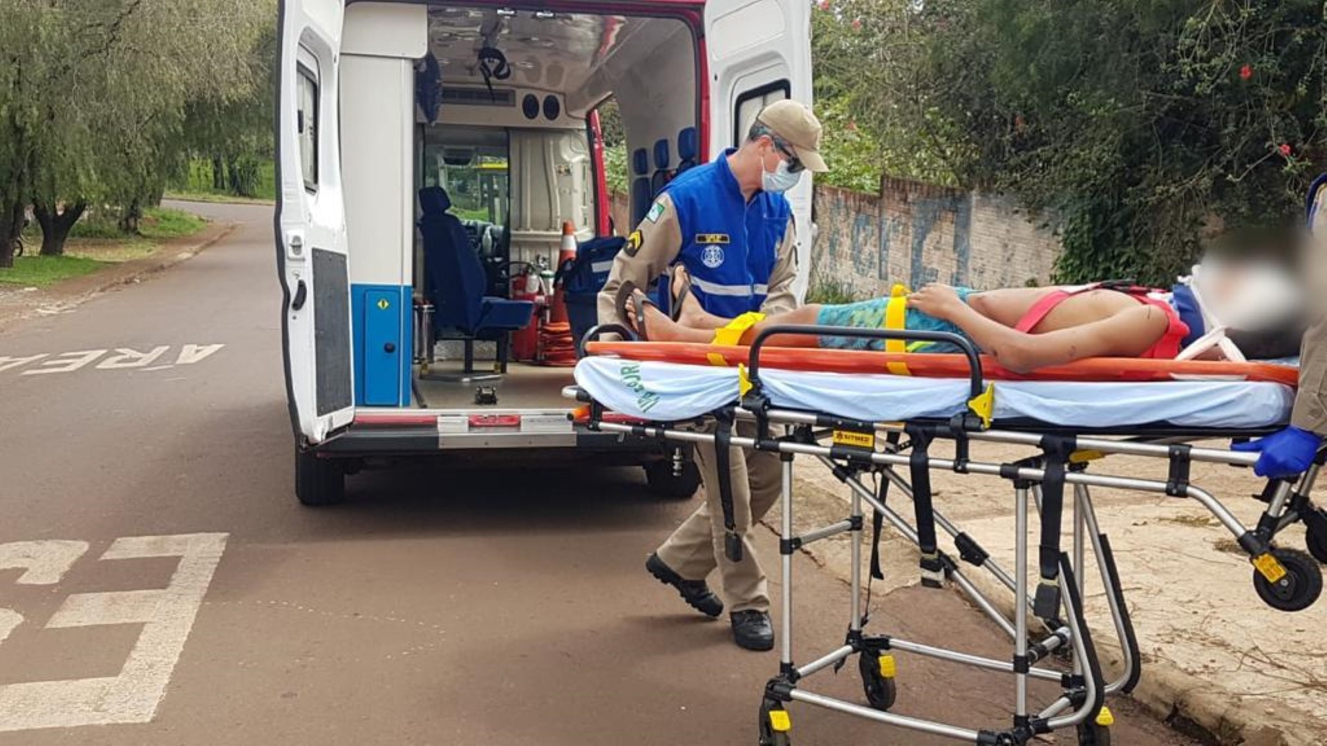 Adolescente sofre ferimentos no corpo após queda de bicicleta