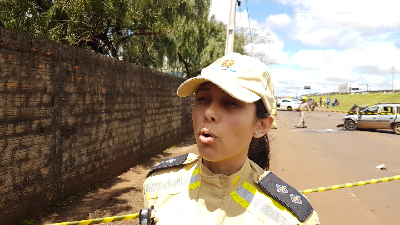 Forte colisão entre carros, queda de poste e motor de carro arrancado; Oficial do Corpo de ...