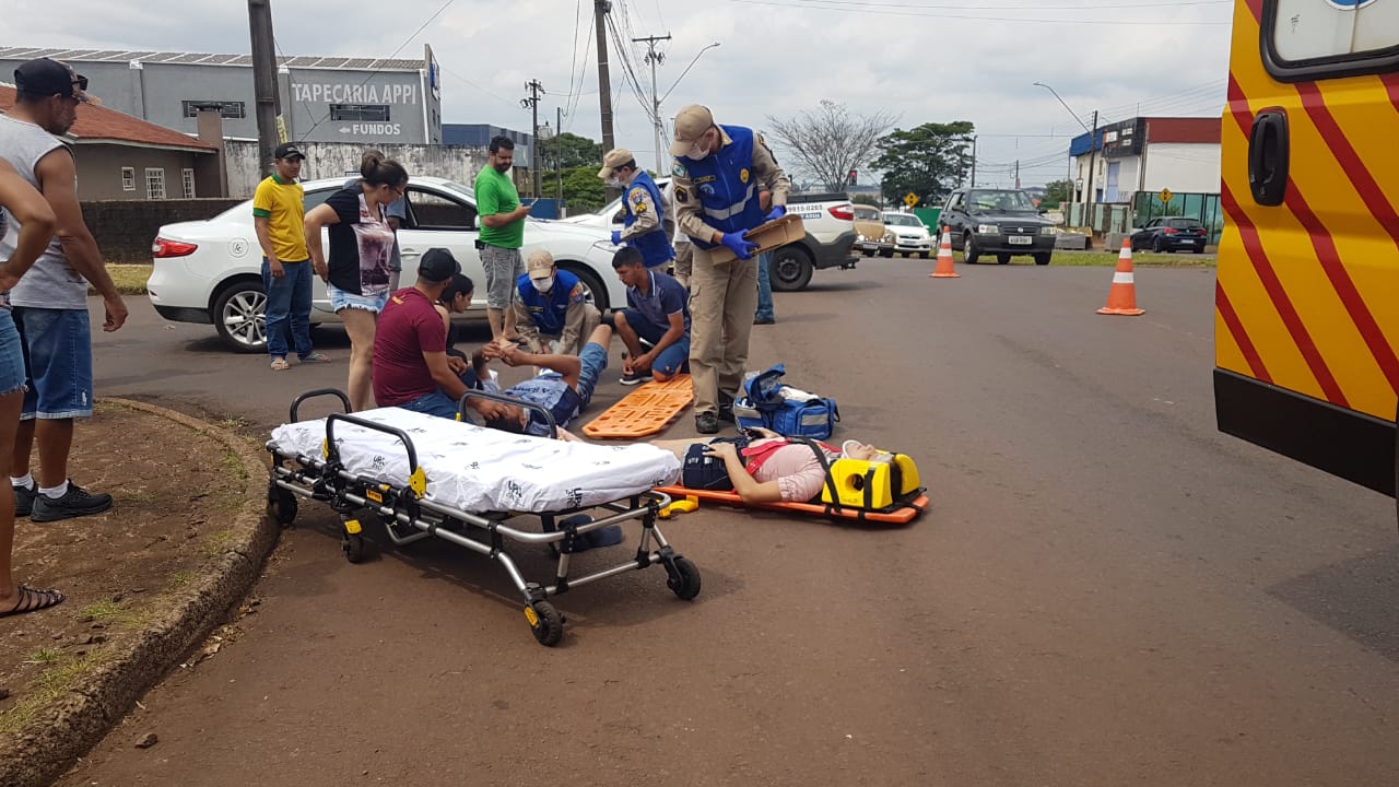 Motociclistas sofrem fraturas após colisão na Rocha Pombo