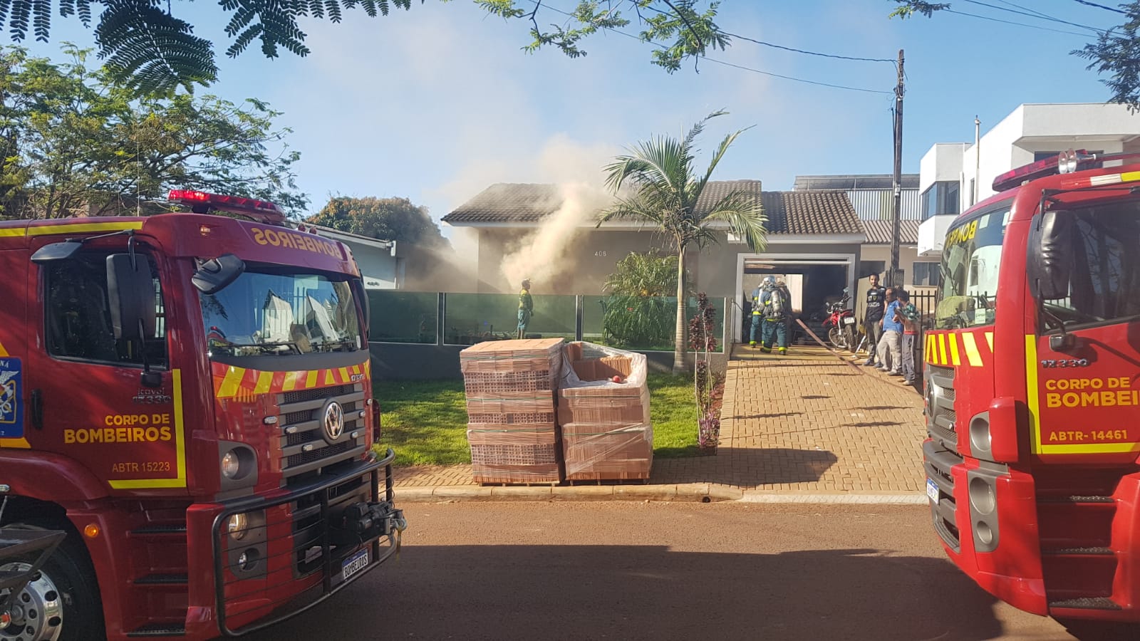 Casa pega fogo no Bairro Canadá