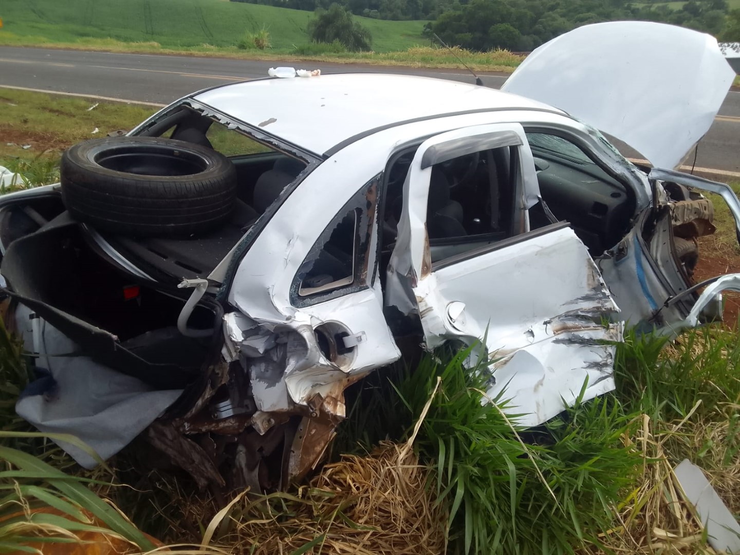 Colisão entre carro e caminhão deixa mulher ferida na PR-180