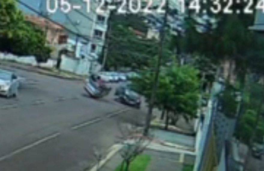Vídeo mostra momento em que carro capota no Centro | CGN - O maior portal de notícias de ...