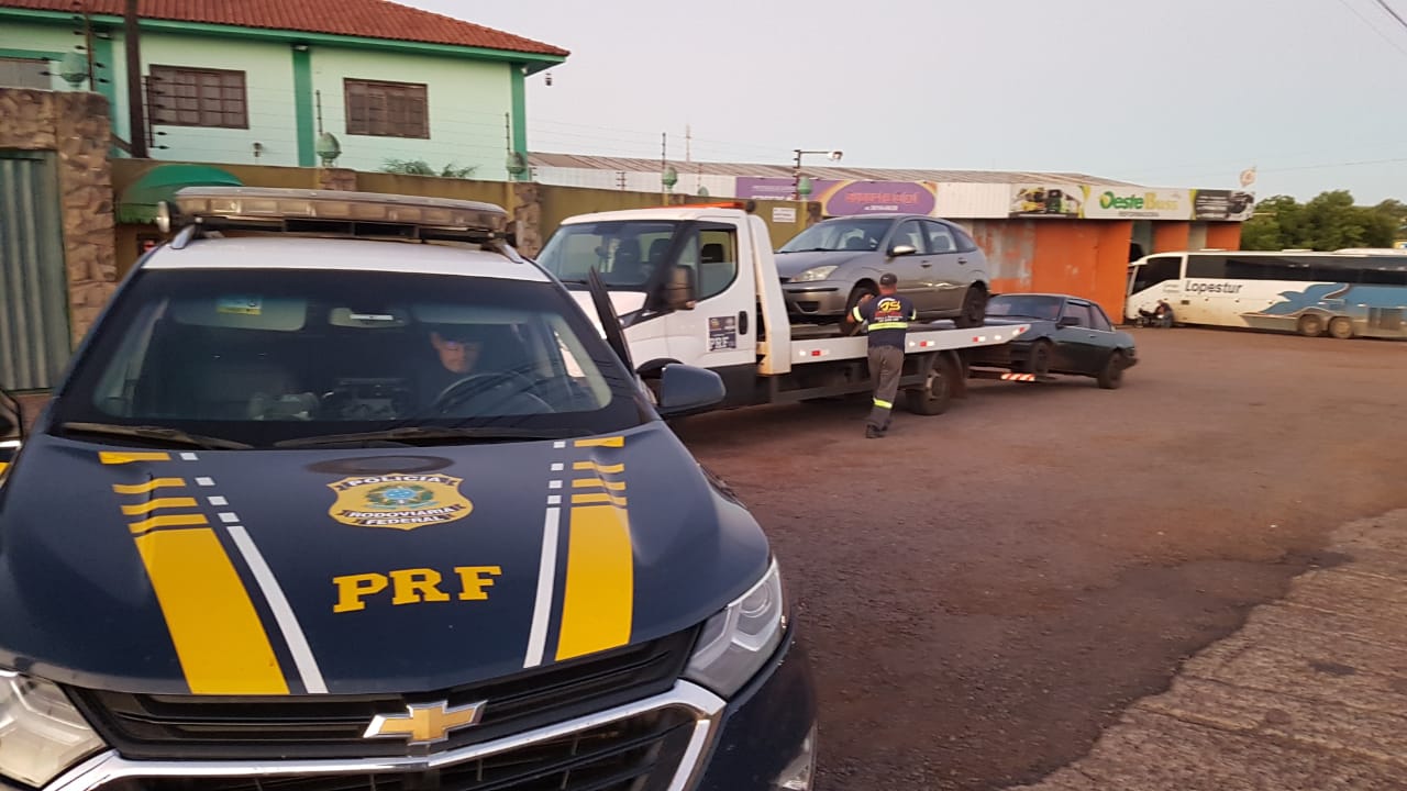 Veículos são recolhidos pela PRF em blitz em Cascavel