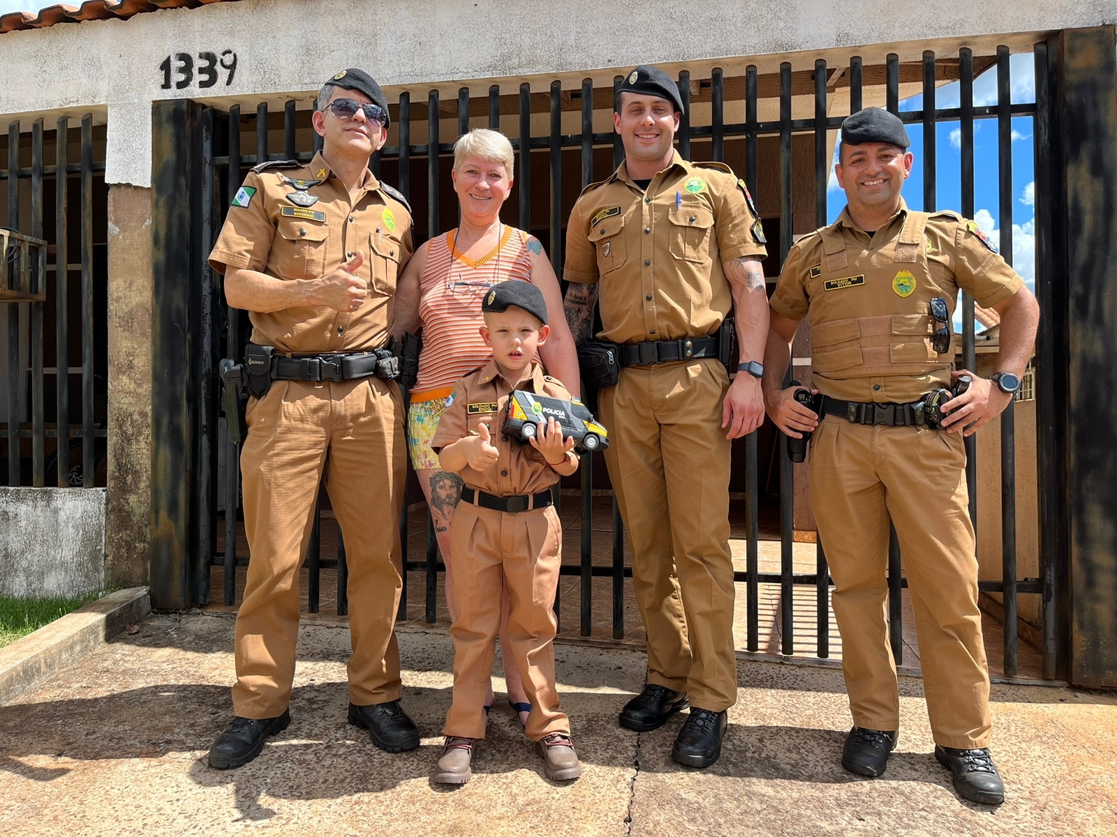 PM realiza sonho de criança que é presenteada com farda militar