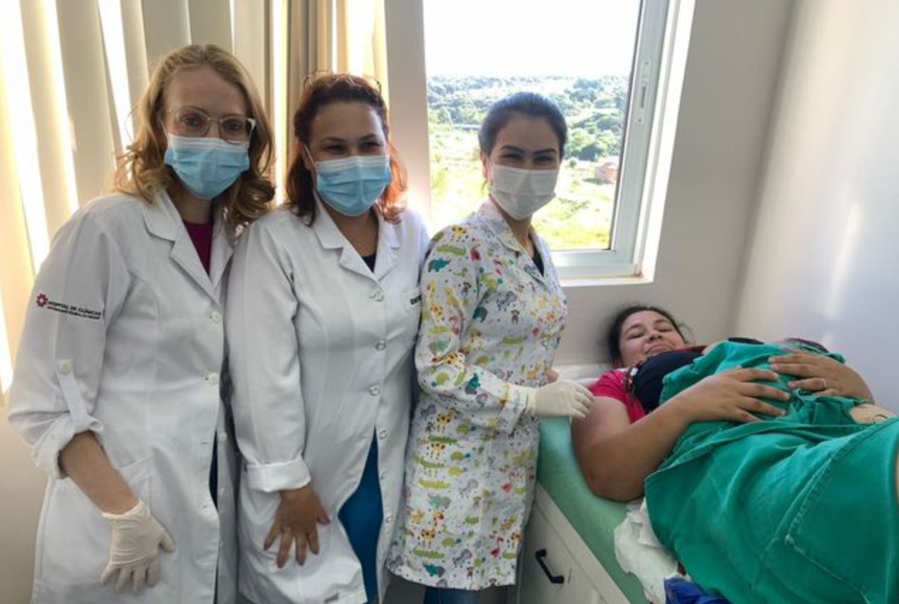 Gestante entra em trabalho de parto durante consulta e tem parto rápido ...