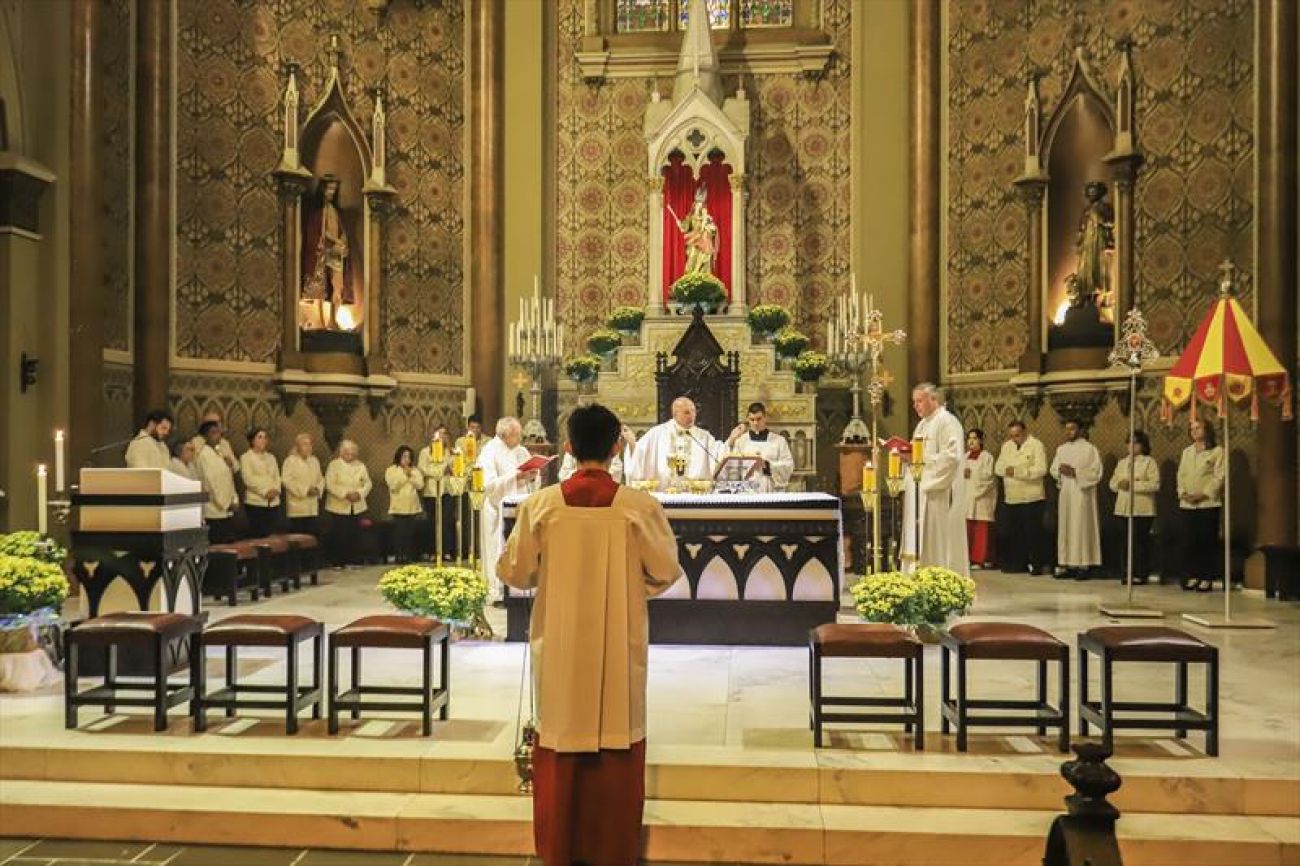 Símbolo da humildade cristã, missa do Lava-pés leva Greca à Catedral ...