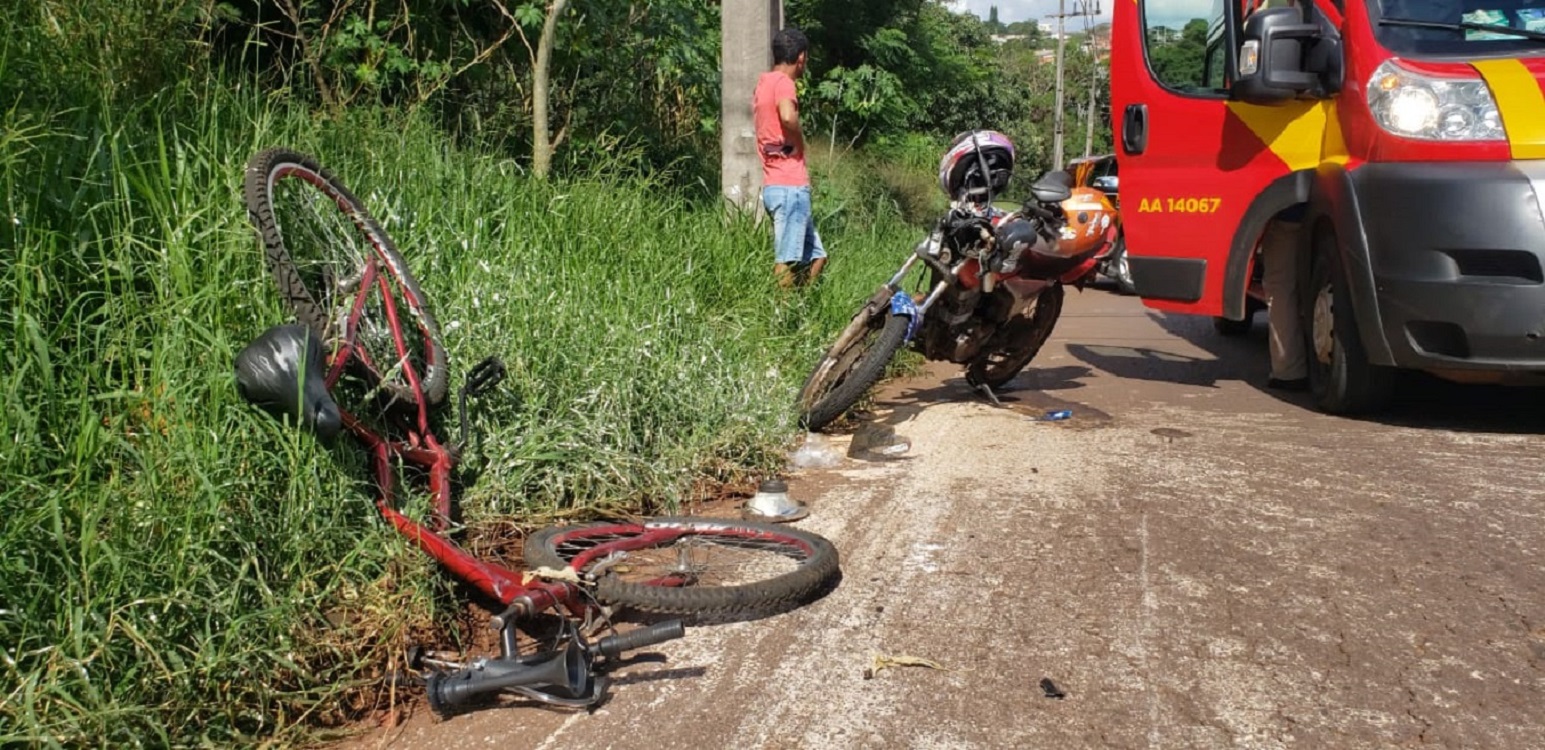 Grave acidente entre moto e bicicleta deixa duas pessoas feridas no Tarumã