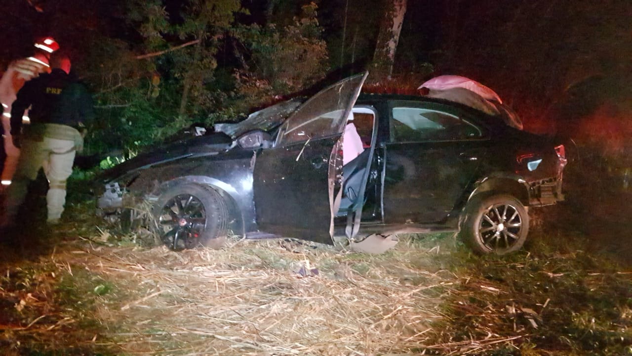 Duas pessoas ficam feridas em capotamento na BR-277 no trevo de São João