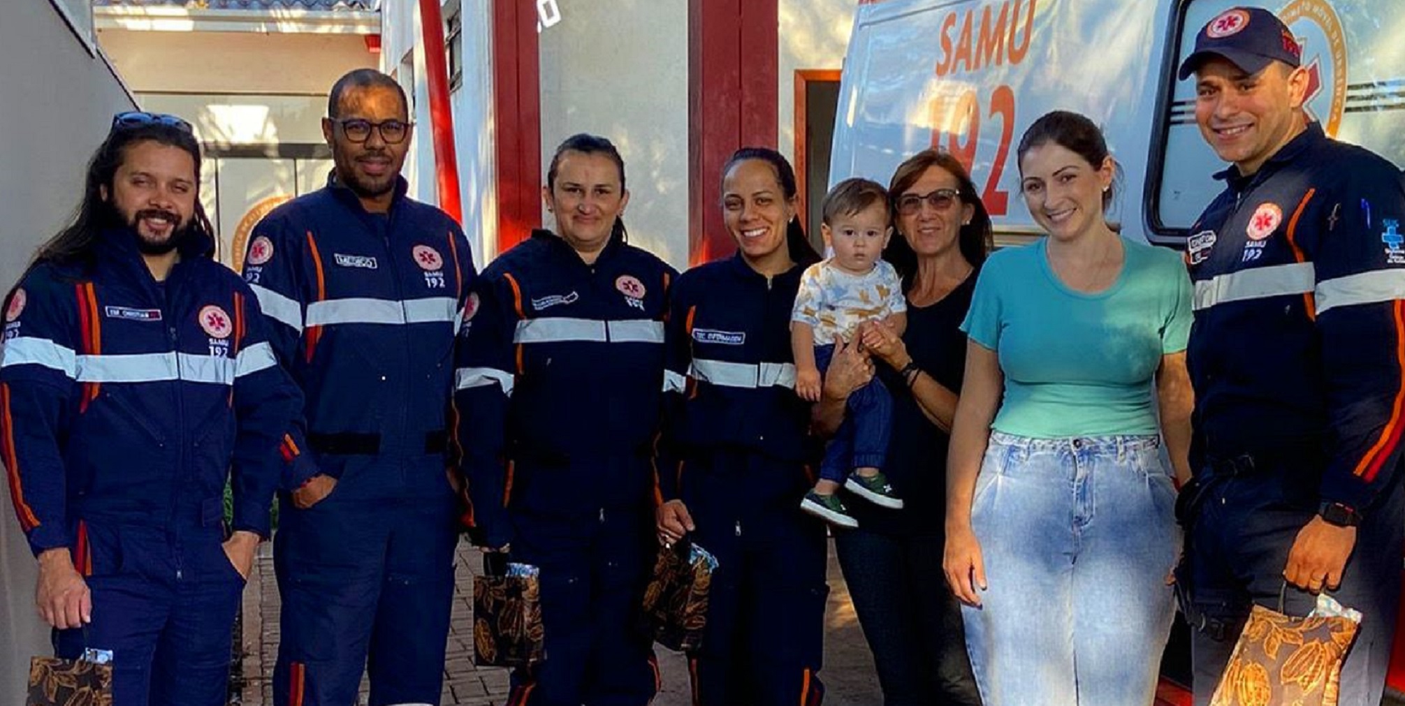 Emocionante: Equipe do SAMU reencontra bebê que foi salvo após cair na ...