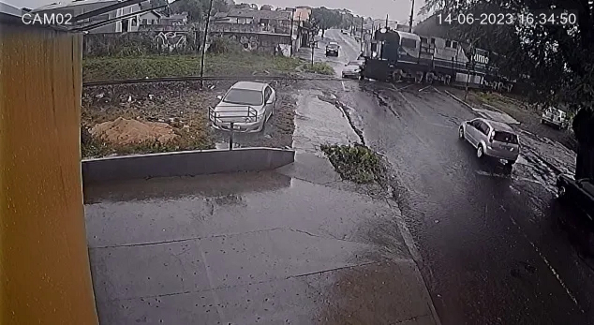 Câmera Registra Momento Em Que Veículo é Atingido Por Trem Em Apucarana