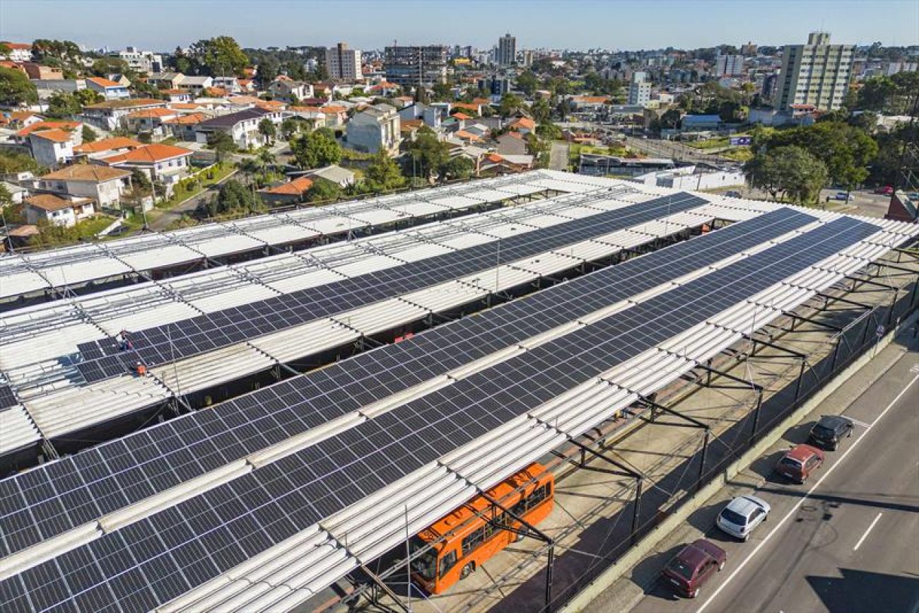 Módulos fotovoltaicos avançam na cobertura do terminal de ônibus e ...