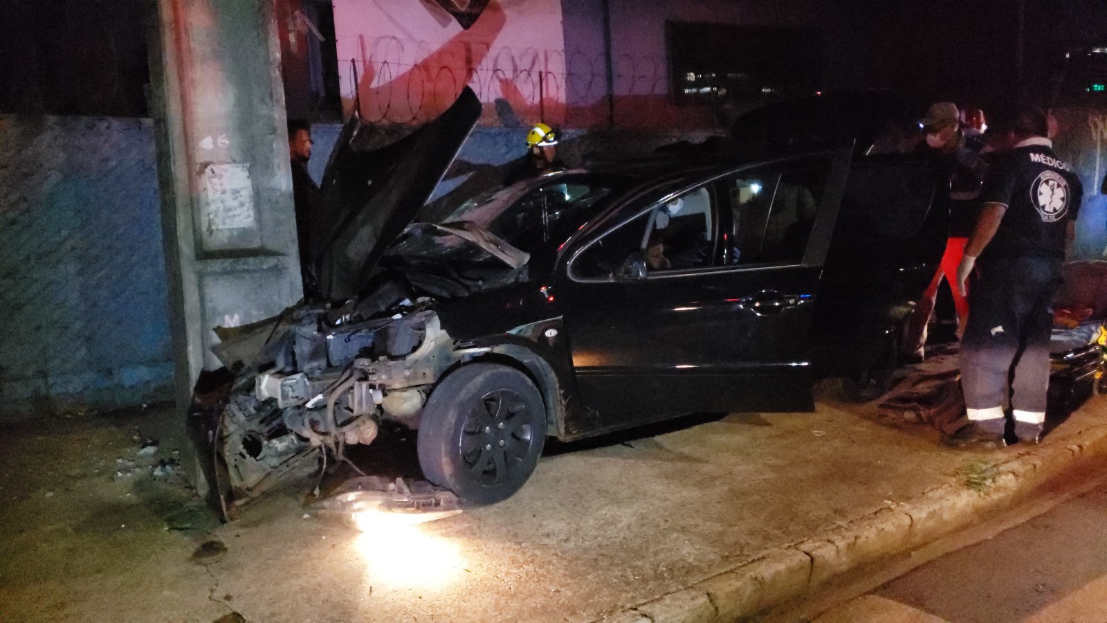 Violenta batida contra poste deixa passageiro de 307 ferido na Rua Ipanema