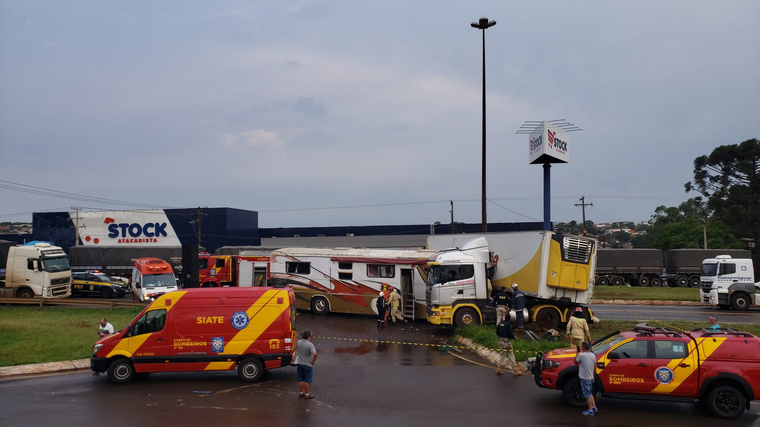 Grave Acidente Entre Carreta E Motorhome Deixa Casal Ferido No Trevo Da