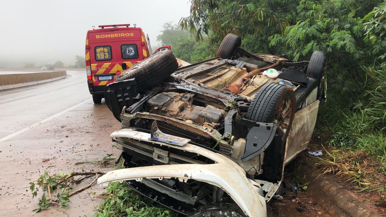 Quatro pessoas ficam feridas em capotamento na rodovia BR-163