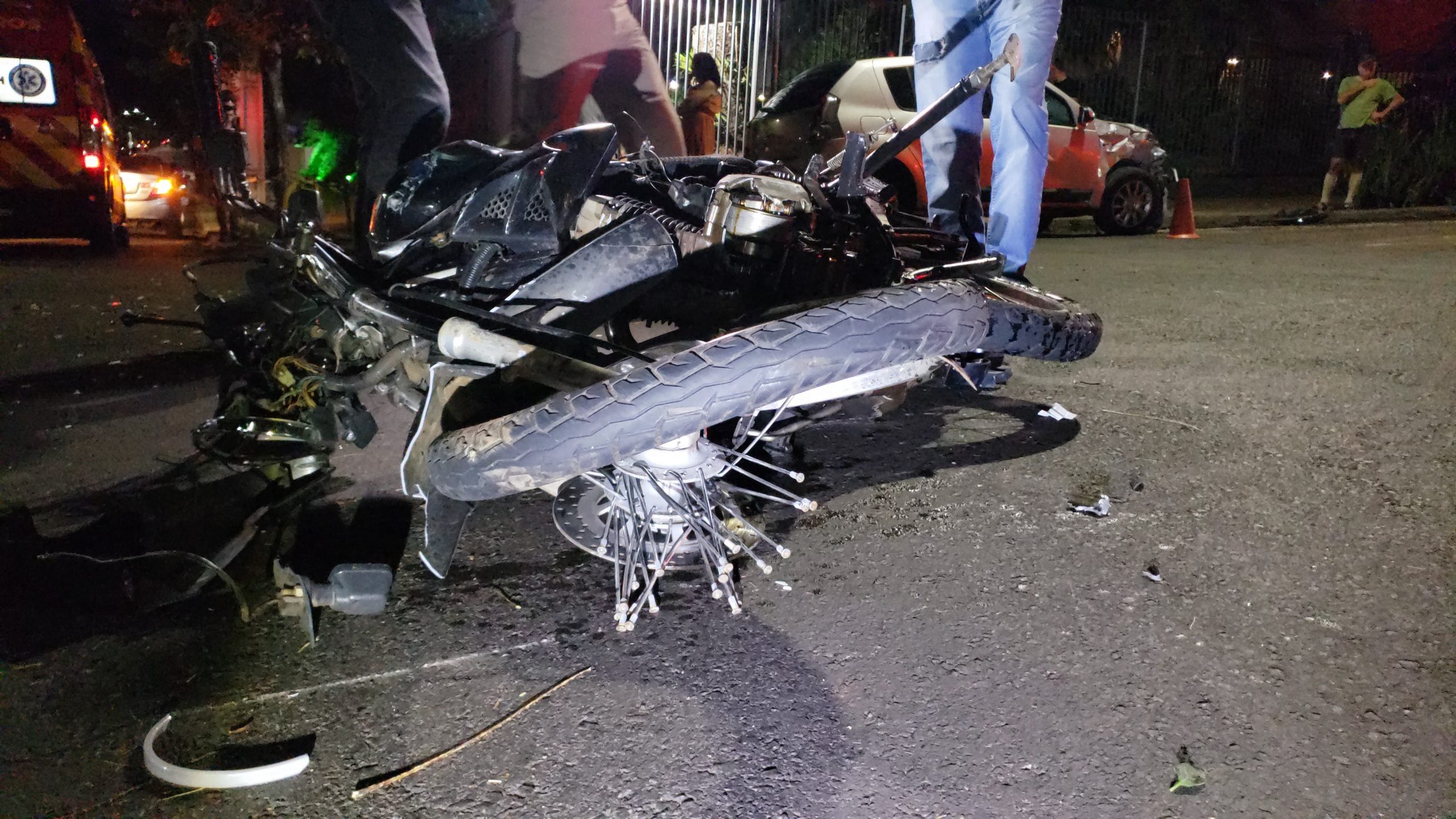 Motociclista Quebra A Perna Em Grave Acidente No Centro