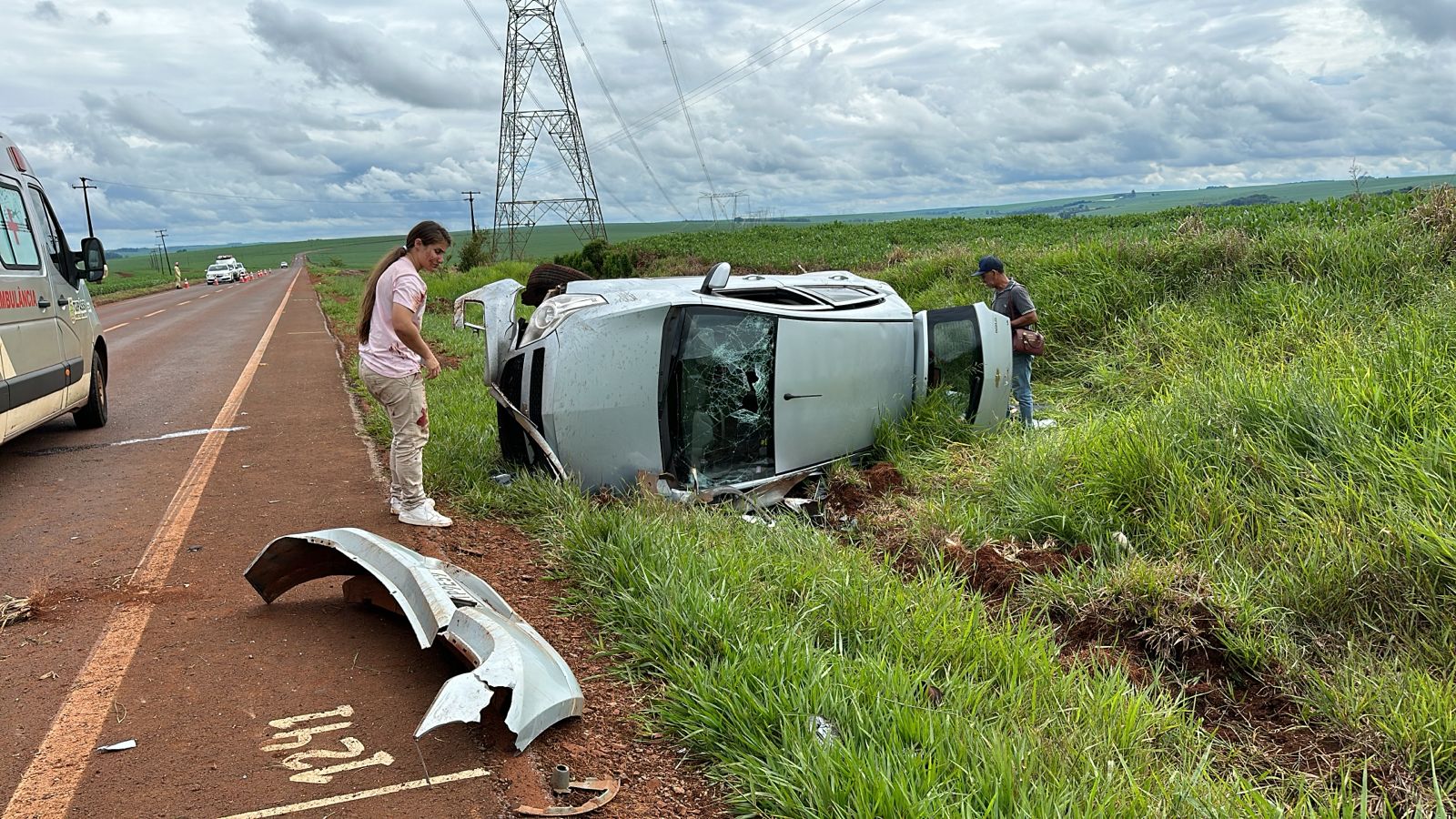 Colisão frontal seguida de capotamento deixa vítimas feridas na PR-486 em Cascavel