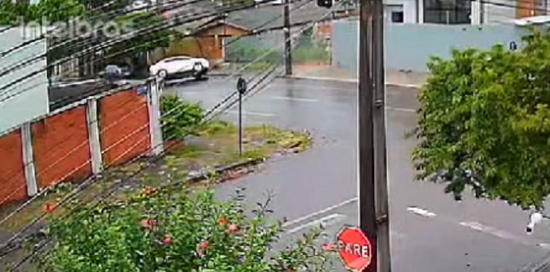 Câmera flagra batida seguida de capotamento no Parque São Paulo