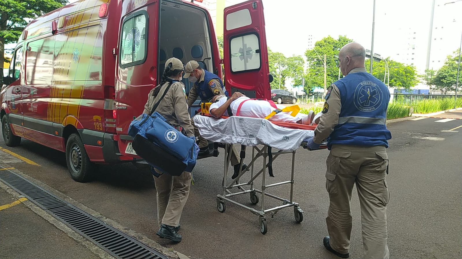 Trabalhadora fica ferida ao cair da escadaria em supermercado na Avenida Brasil