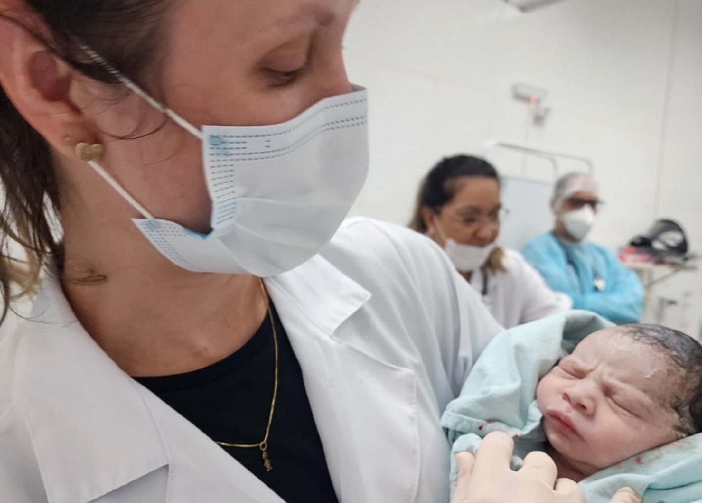 Emoção na UPA Veneza: mãe chega em trabalho de parto e dá à luz a um ...