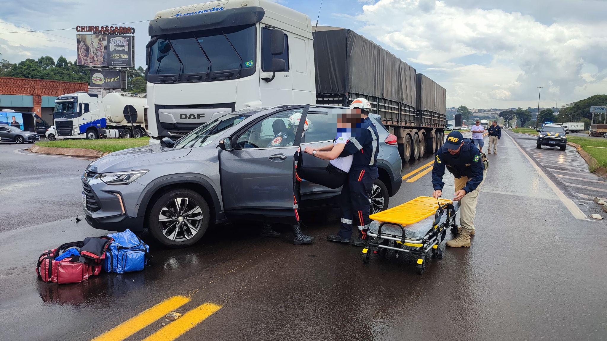 Mulher Fica Ferida Em Acidente Entre Tracker E Bitrem No Trevo Da