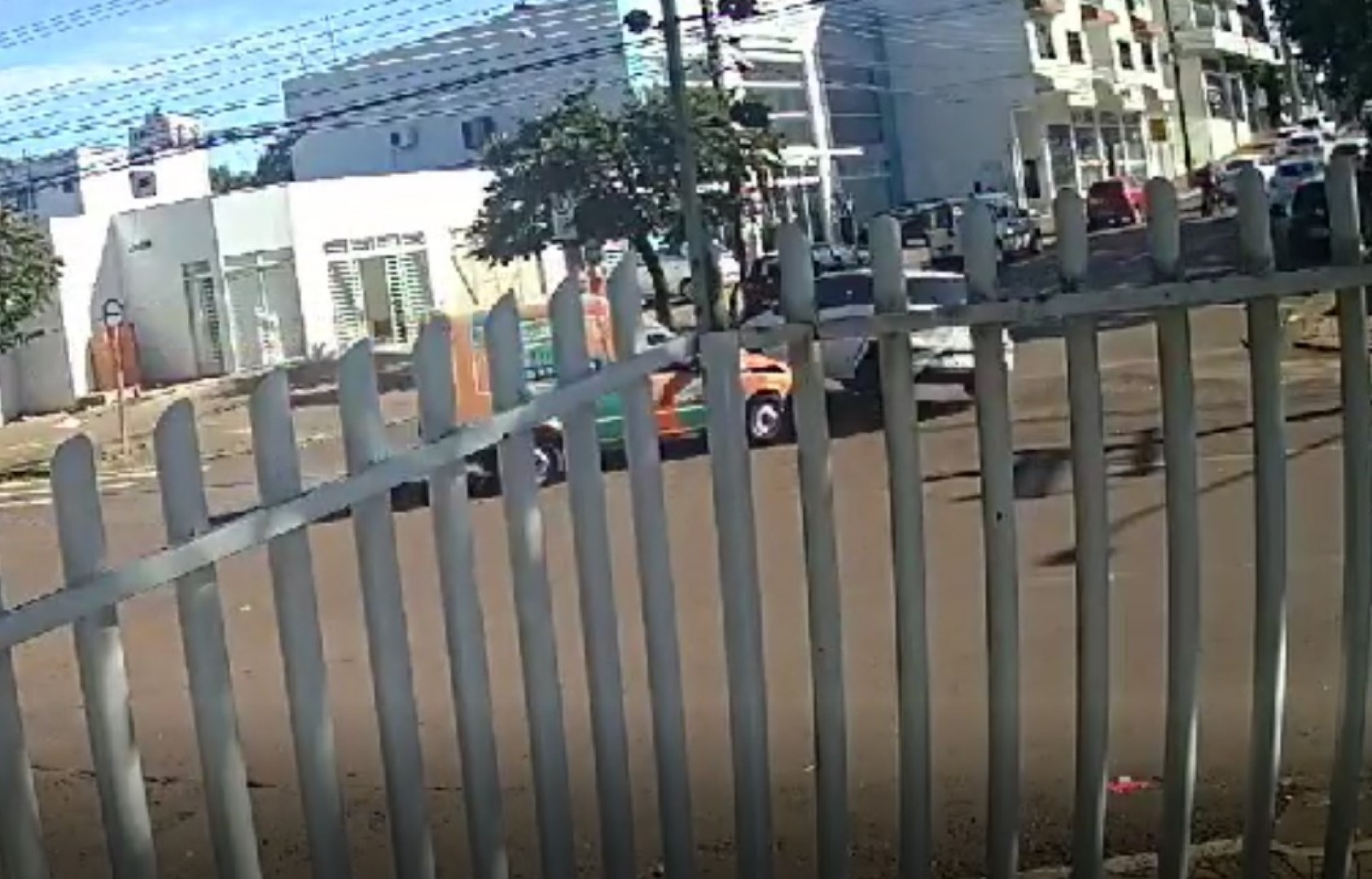 Vídeo mostra Polo atravessando preferencial e sendo atingido por Fiorino no Centro | CGN - O ...