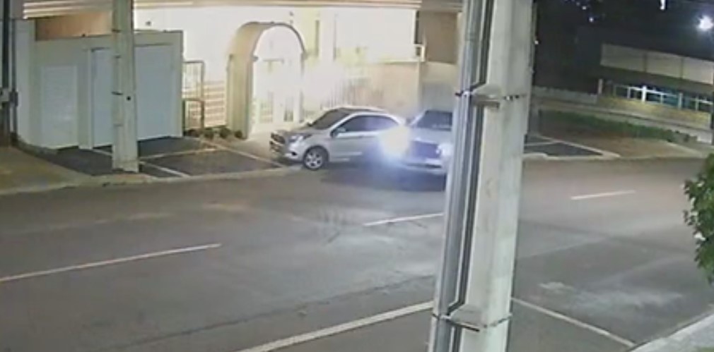 Câmera flagra caminhonete deixando o local após bater em Ford Ka ...