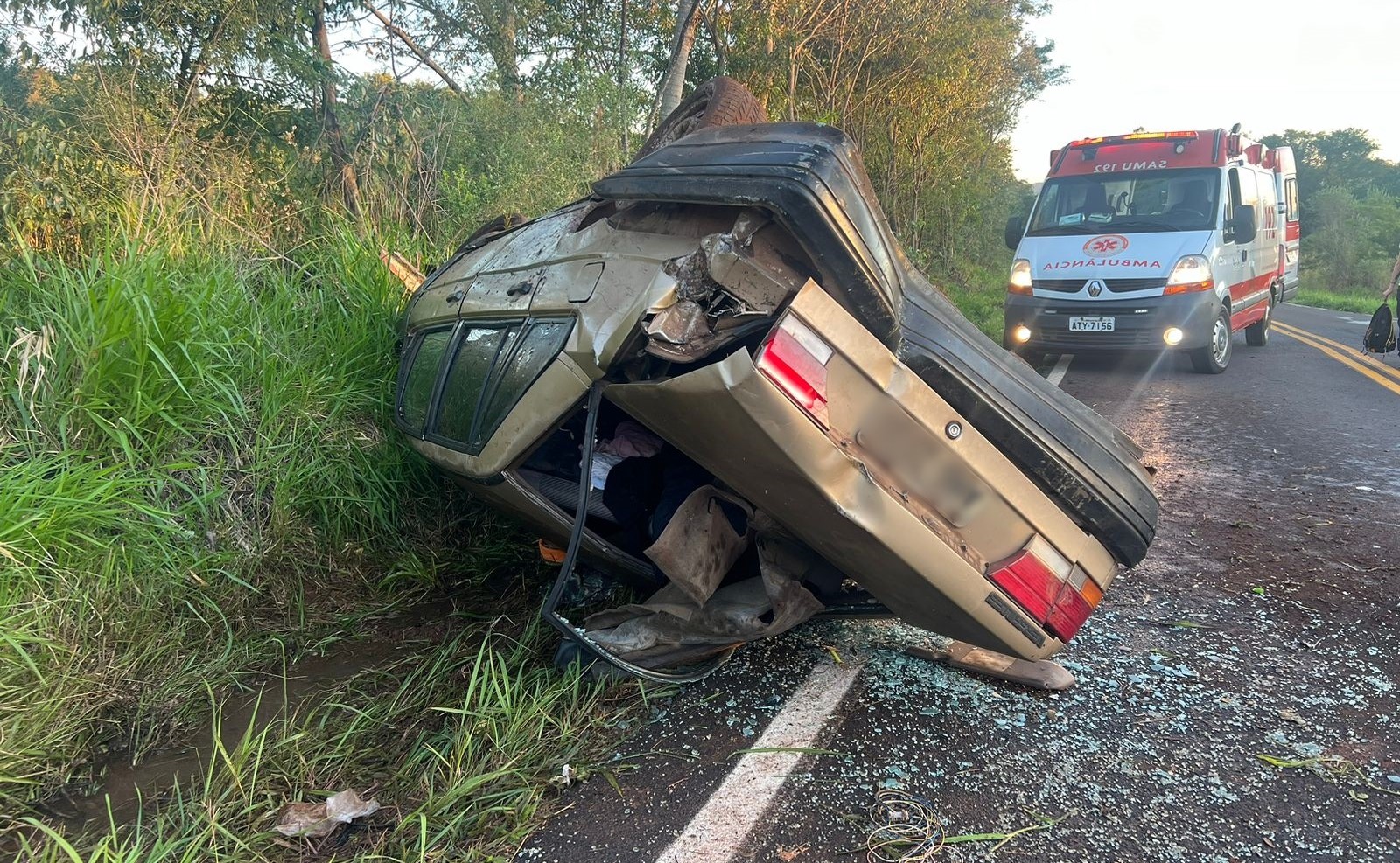 Capotamento deixa mãe e filha feridas na rodovia Waldomiro Barbieri em Ampére