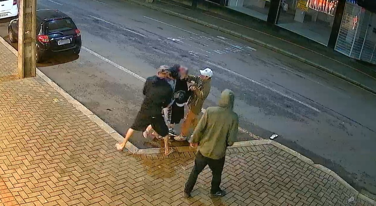 Câmera de monitoramento registra homem sendo assaltado no Centro de Cascavel | CGN - O maior ...