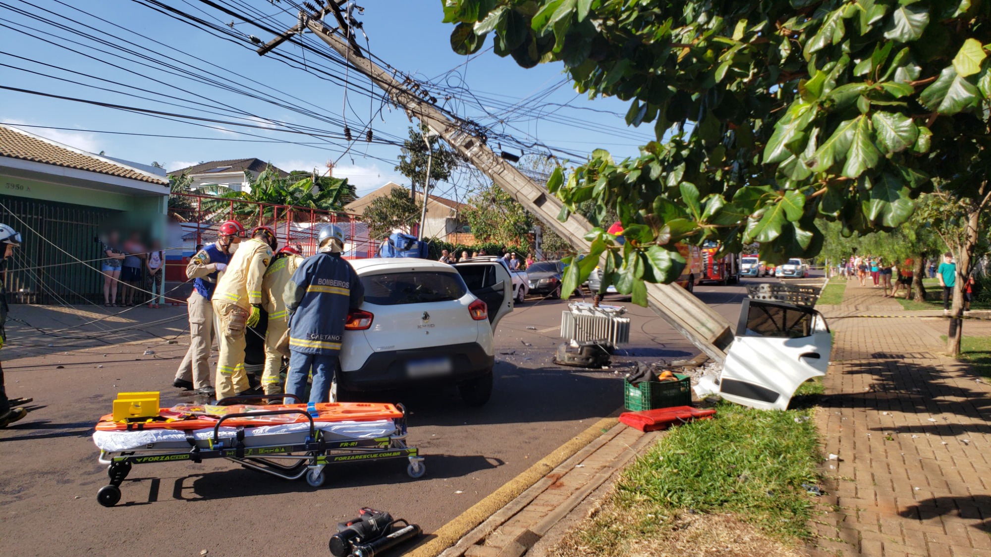 Mulher fica presa as ferragens ao bater carro contra poste na Rua Presidente Kennedy | CGN - O ...