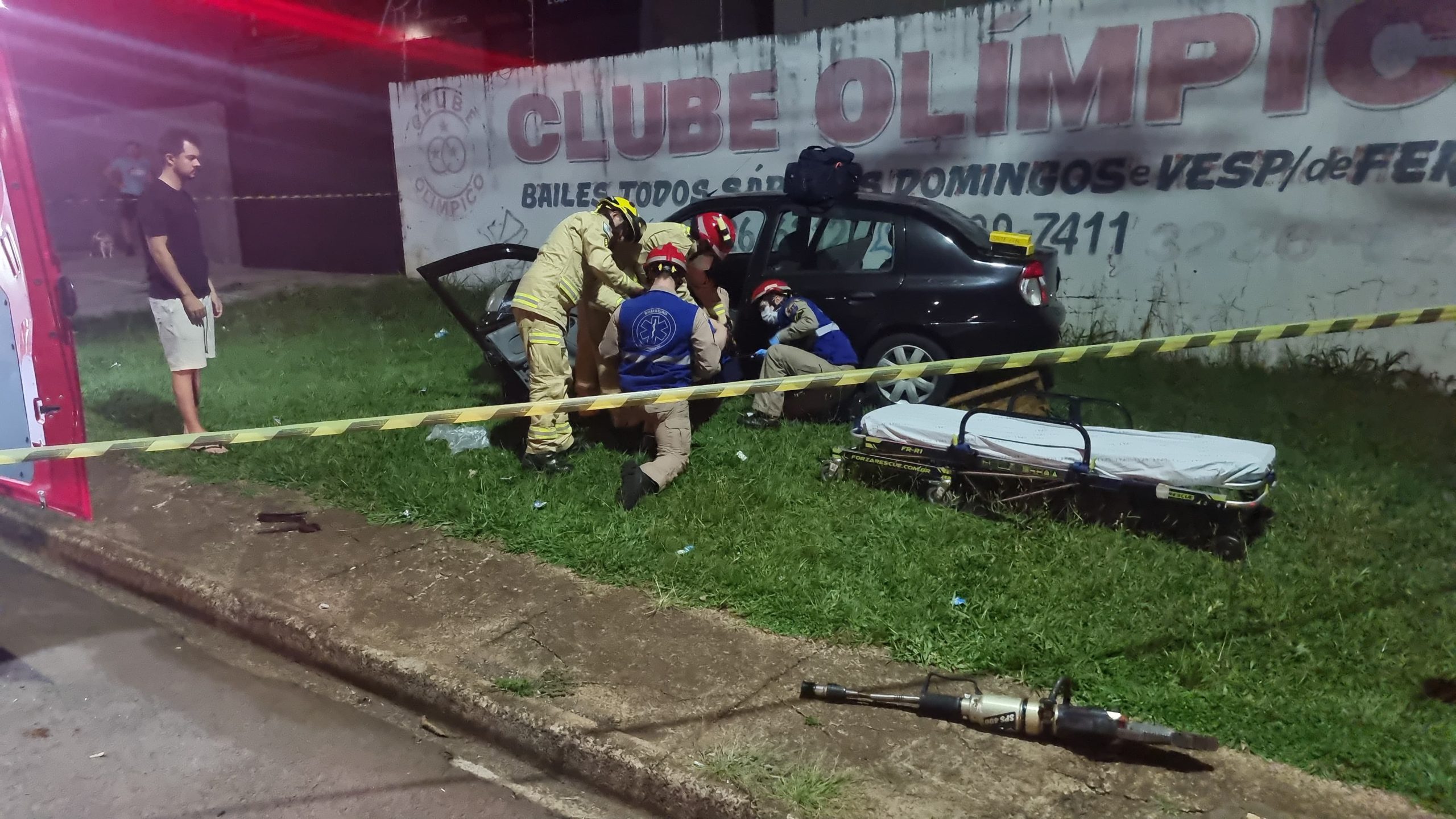 Mulher fica presa em ferragens de veículos após forte colisão no Bairro Santo Onofre