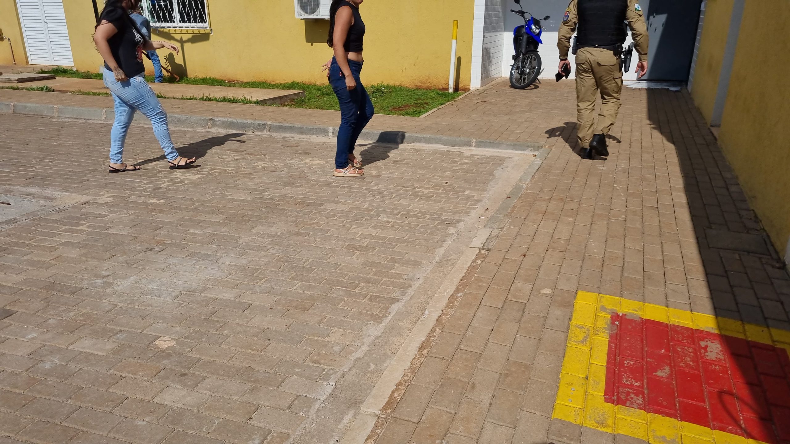 Cabeça vazia, oficina do... Atual e amiga vão na casa da ex e "visita ...