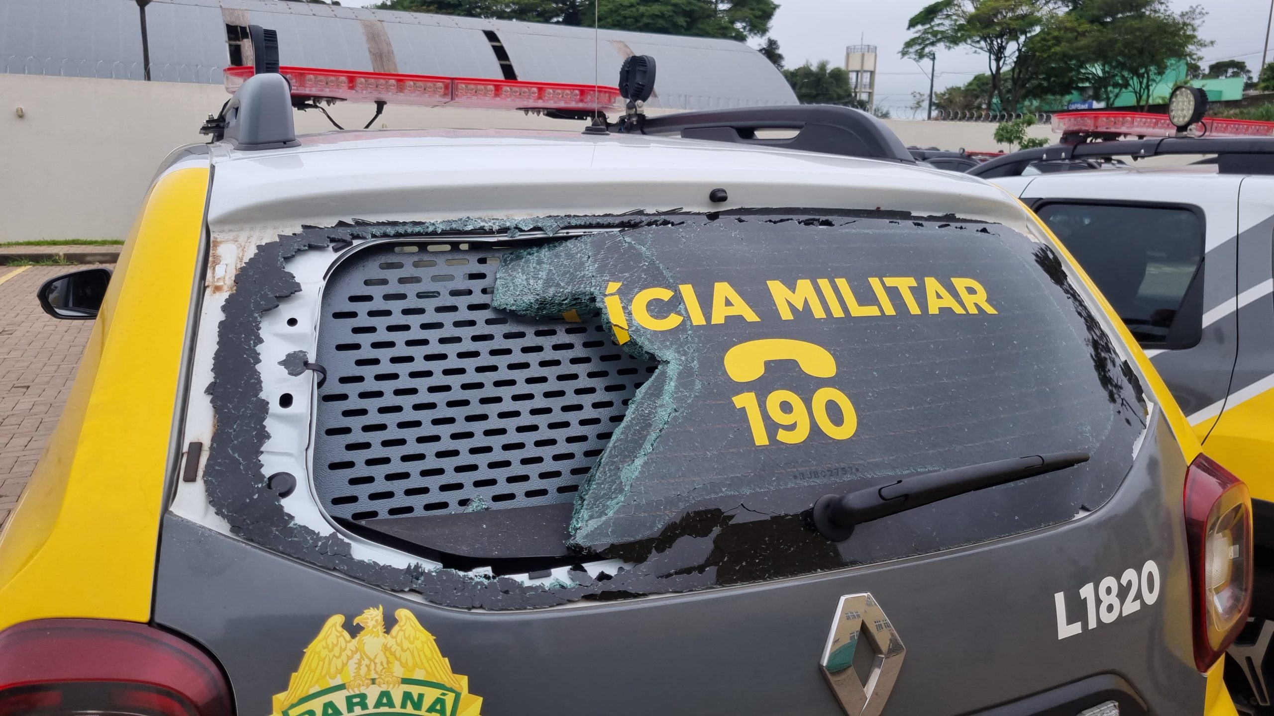 "Do nada": Homem atira paver contra viatura da PM e acaba detido | CGN - O maior portal de ...