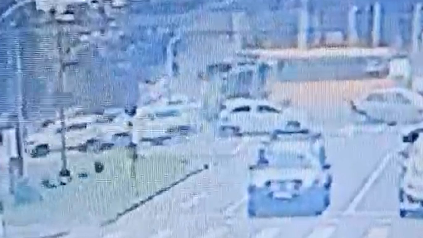 Vídeo mostra ônibus desgovernado arrastando carros em Curitiba