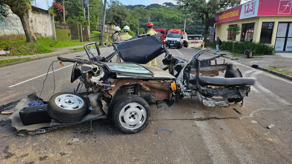 Carro com cinco jovens parte ao meio após batida contra poste